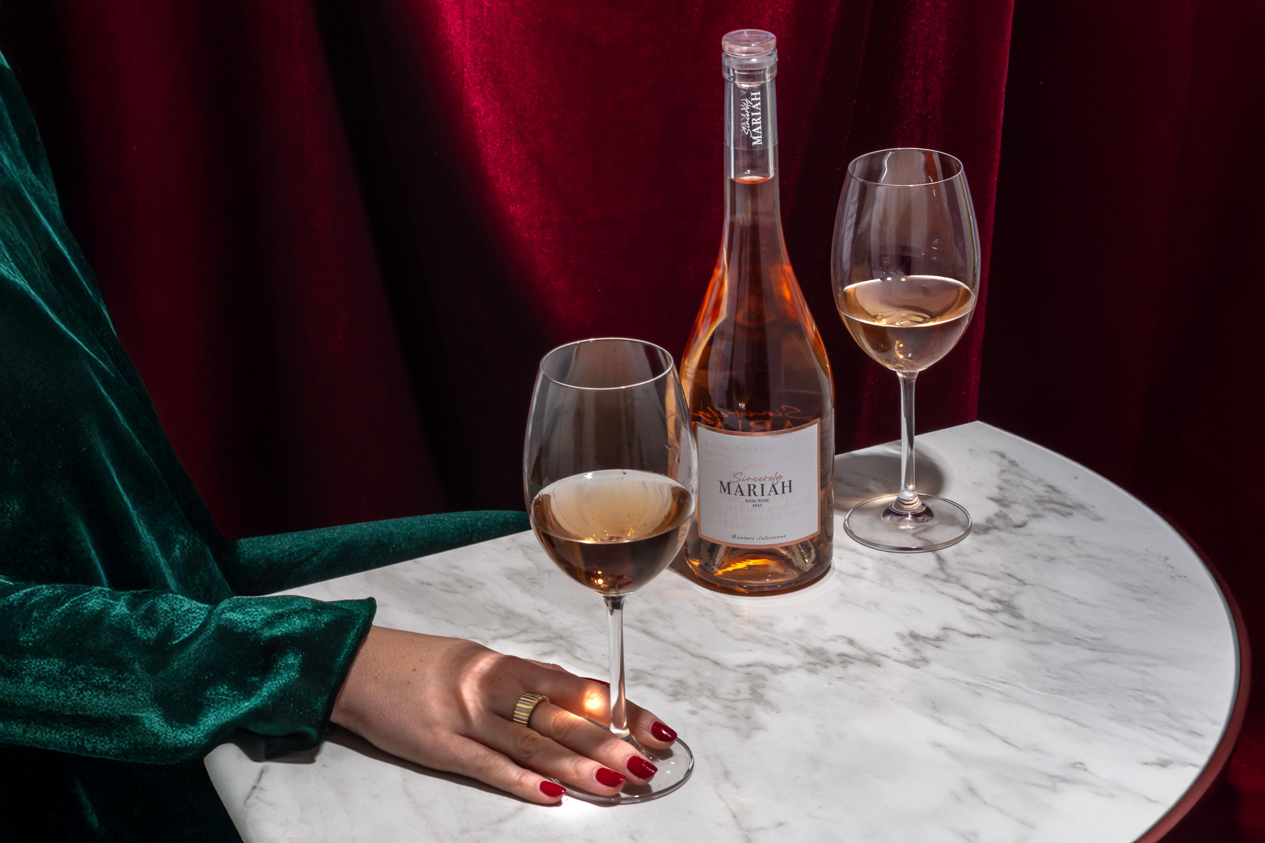 Sincerely Mariah: Γιόρτασε τα Χριστούγεννα παρέα με το πιο φινετσάτο κρασί