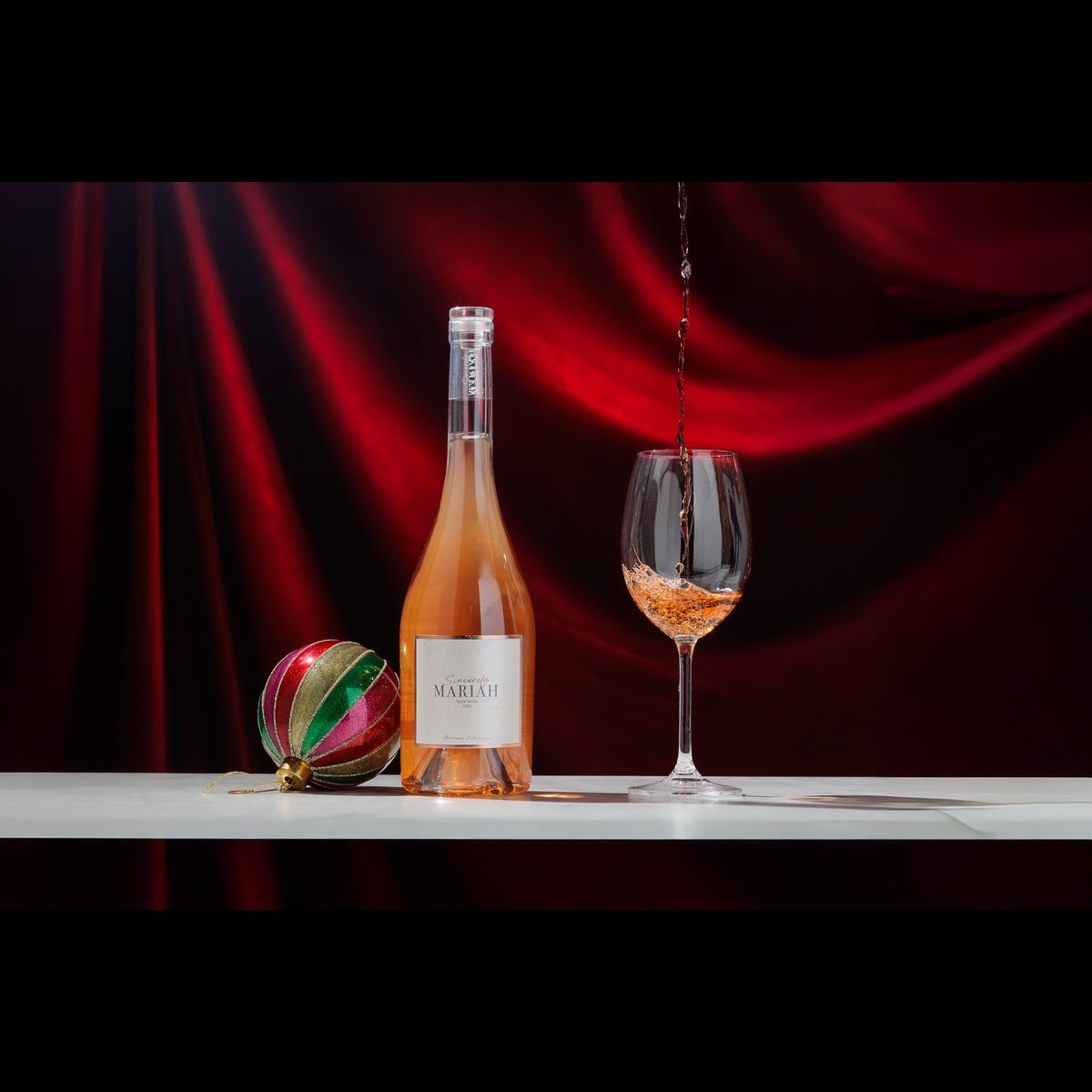 Sincerely Mariah: Γιόρτασε τα Χριστούγεννα παρέα με το πιο φινετσάτο κρασί